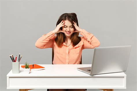 눈을 감고 머리에 손을 넣어 젊은 소진 여자 회색 배경에 고립 된 Pc 노트북으로 흰색 책상에서 작업을 앉아 성취 비즈니스 커리어 라이프 스타일 컨셉 복사 공간을 모의