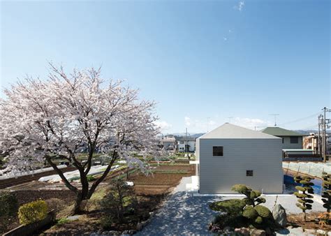 Akio Takatsuka Divides Quad House Into Unequal Sections