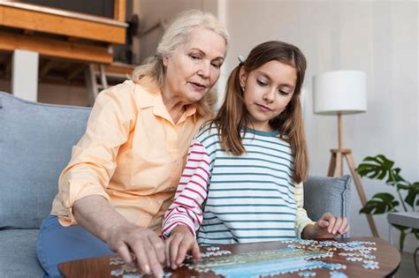 여자와 여자 퍼즐을 하 고 무료 사진