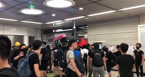 暴徒又闹事纵火扔汽油弹毁坏灯柱爆头警司现场指挥应对