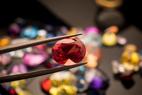 보석 또는 검은 빛 색깔 많은 다른 천연 보석 자 수정 청금석 로즈 석 영 황 수정 루비 Amazonite 월 장석 Labradorite 옥수의 컬렉션에 보석 블루 토 파