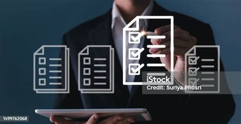 가상 화면 개념에 전자 스마트 체크리스트 및 문서 비즈니스 사람들은 디지털 문서 종이없는 사무실 국경없는 통신 기술 작업에 전자 문서를 확인합니다 개선에 대한 스톡 사진 및