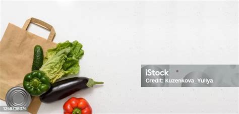 야채 빨강과 녹색 고추 가지 오이 통조림 식품 양상추는 고립 된 배경에 종이 봉투에 누워있습니다 맨 위 보기 복사 공간입니다 기부 비접촉식 음식 배달 오이에 대한 스톡 사진