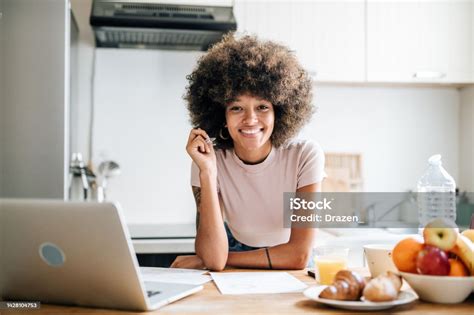 부엌에서 화상 통화에 참석하는 아프리카 계 미국인 사업가 카메라를보고 웃는 여자 가정 생활에 대한 스톡 사진 및 기타 이미지 가정 생활 건강한 식생활 여자 Istock