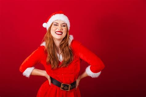 Linda Ruiva Brasileira Vestida Com Roupas De Natal Papai Noel Fazendo
