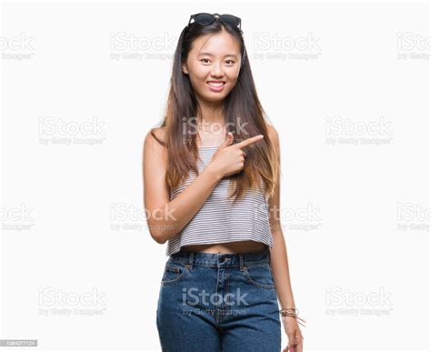 젊은 아시아 여자는 손과 카메라 보고 얼굴에 행복 하 고 자연 식 가진 측까지 손가락으로 가리키는 얼굴의 미소와 쾌활 한 고립