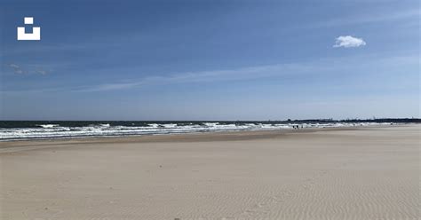 바다에서 파도가 밀려오는 모래 해변 사진 Unsplash의 무료 바닷가 이미지