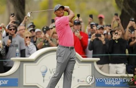 타이거 우즈 4년 7개월 만에 우승 ‘성큼최종일 남기고 ‘1타차 2위 아주경제