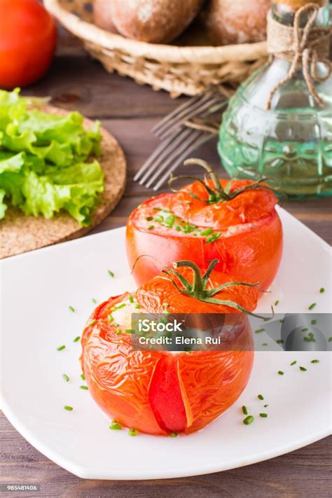 신선한 토마토 치즈와 달걀과 구운 접시에 녹색 양파와 함께 뿌 렸 다 0명에 대한 스톡 사진 및 기타 이미지 0명 건강한 식생활 계란 노른자 Istock