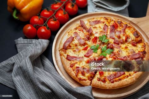 맛 있는 이탈리아 피자 슬라이스 햄 베이컨 치즈 오래 된 식탁에 음식 재료를 0명에 대한 스톡 사진 및 기타 이미지 0명 건강하지 못한 생활방식 고기 Istock