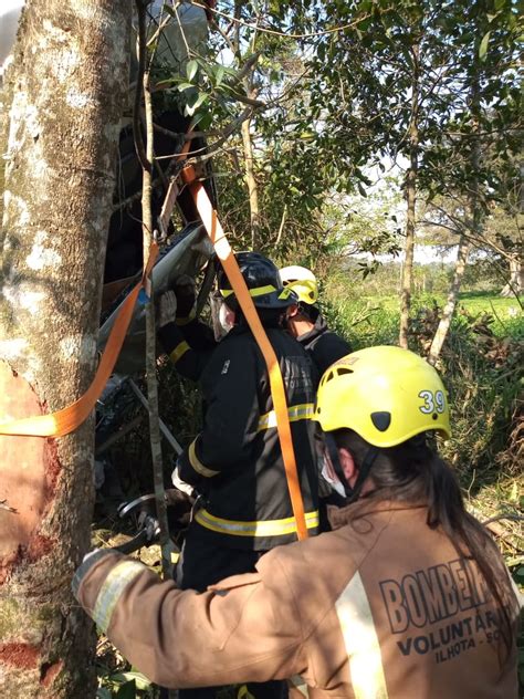 Homem morre após carro ficar pendurado em árvore em Santa Catarina
