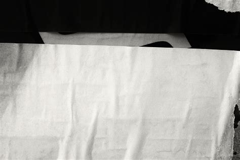 빈 흰색 검은 색 오래 찢어진 찢어진 종이 구겨진 된 포스터 그런 지 텍스처 배경 플래카드 0명에 대한 스톡 사진 및 기타 이미지 0명 간판 거리 Istock