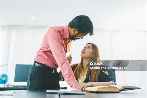 상사나 상사가 여직원의 어깨를 만지는 행위 젊은 직원들이 불편하고 성적 학대를 당할까봐 두려워 저항하게 하는 행위 직장 내