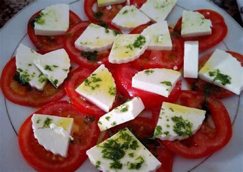Ensalada de tomate y queso fresco Receta de Ángeles Medina Cookpad