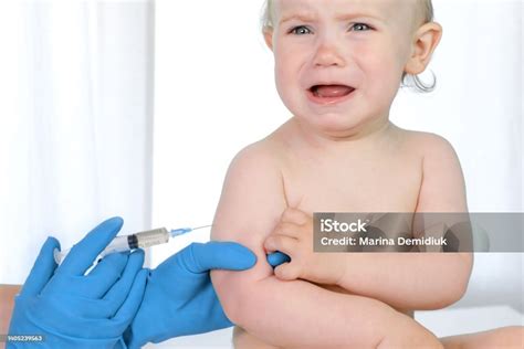 의사가 클리닉에서 아기 예방 접종을합니다 어린 아기는 주사를 맞습니다 신생아 예방 접종을하는 소아과 의사 유아를위한 백신 어린이 예방 접종 어린이 예방 접종 건강 개념 소아