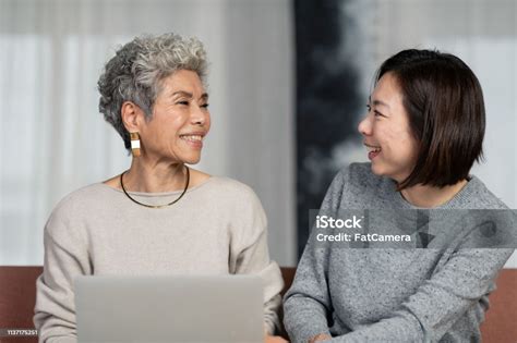 성인 딸 가르침 그녀의 어머니 어떻게 컴퓨터를 사용 하는 방법 2명에 대한 스톡 사진 및 기타 이미지 2명 70 79세