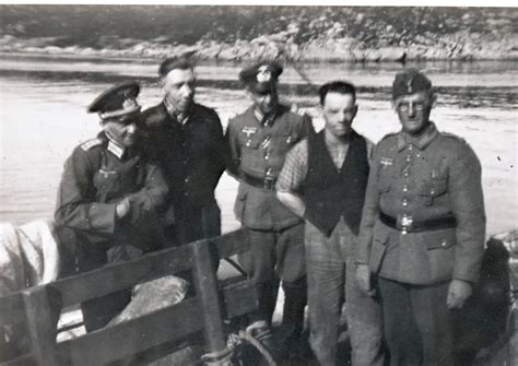 To Tyske Soldater Og En Offiser De Sivile Er Ottar Jakobsen Og Otto
