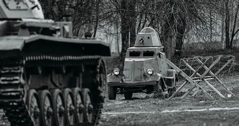 전투 후 버려진 독일 Wehrmacht Panzer Tank와 소련 러시아 기갑 전투 차량 제 2 차 세계 대전 전투의 재건