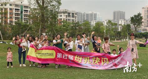 全国母乳喂养宣传日，12位汕头辣妈街头哺乳快闪倡导母乳喂养
