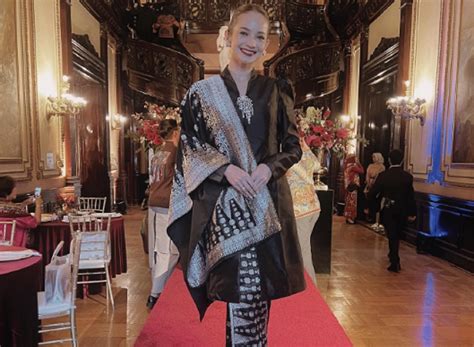 Potret Terkini Enzy Storia Saat Hadiri Indonesian Fashion Night Anggun Dalam Balutan Songket