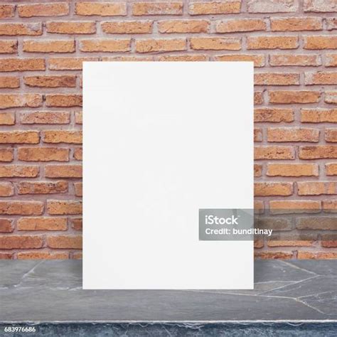 돌 테이블에 오래 된 벽돌 벽 템플릿 디자인 추가 위해 모의 상단에 빈 백서 포스터 0명에 대한 스톡 사진 및 기타 이미지 0명 공란 기업 재무와 산업 Istock