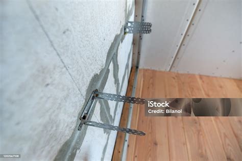 건식 벽체 플레이트 프레임 설치를 위해 준비 건설 중인 방에서 미완성 벽돌 벽 가정의 방에 대한 스톡 사진 및 기타 이미지 가정의 방 개발 개선 Istock