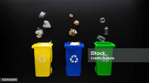 재활용 세트 쓰레기 쓰레기를 폐기하고 환경을 절약하기 위해 용기를 보관하십시오 플라스틱 종이 및 유리를 재활용하기위한 노란색 녹색 파란색 쓰레기통은 검은 색 배경에 쓰레기를