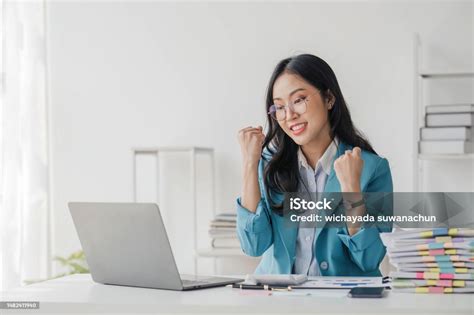 아름 다운 아시아 여자 노트북 성공 행복 한 포즈와 함께 축 하 합니다 전자 상거래 대학 교육 인터넷 기술 또는 스타트업 중소