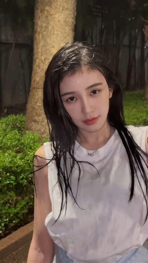 港姐季軍王敏慈濕身拍片誘惑網民 白tee濕透搔首弄姿表情極享受 Uhk 港生活