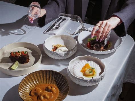 Бесплатные стоковые фото на тему белая посуда бистро блюдо бокал вина вилка вкусный