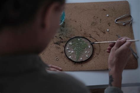 Premium Photo Woman Fixes Glass Plates A Picture Of Dried Flowers