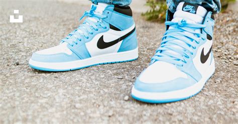 파란색 데님 청바지와 파란색과 흰색 나이키 스니커즈를 신은 사람 사진 Unsplash의 무료 신발 이미지