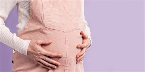 Mulher grávida tocando sua barriga Foto Premium