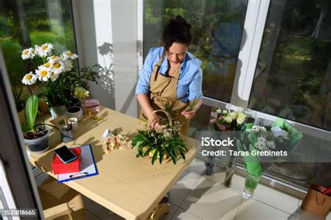 탑 뷰 플로리스트 꽃 디자이너는 야자수 잎을 흠뻑 젖은 거품에 삽입하여 고리 버들 세공 바스커에 꽃꽂이를 만듭니다 구도에 대한 스톡 사진 및 기타 이미지 Istock