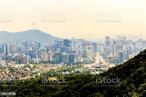 경복궁과 광화문 광장 Baegak 산 서울 한국에서에서의 아름 다운 보기 0명에 대한 스톡 사진 및 기타 이미지 0명 6월