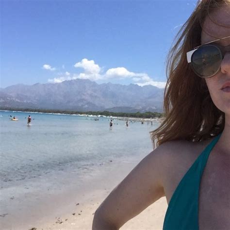 Isla Fisher Bikini Photos Actress Best Swimsuit Pictures Closer Weekly