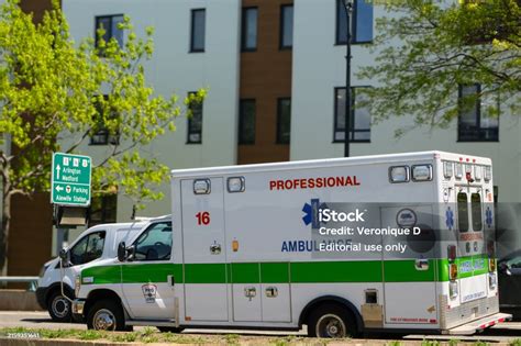 응급 의료 서비스 교통 체증이 있는 도로의 전문 구급차 차량 0명에 대한 스톡 사진 및 기타 이미지 0명 거리 건강관리와 의술 Istock