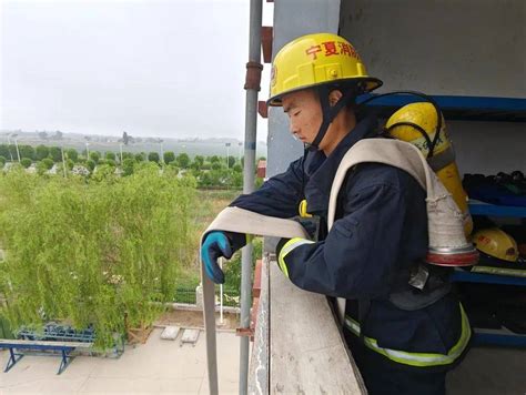 新训动态 银川市消防救援支队新训队开展楼层水带吊升及垂直铺设水带操法训练进行技能基础