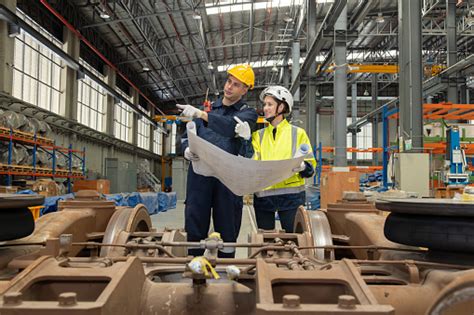 두 명의 전문 엔지니어가 아시아에서 리프트 전기 열차의 기계적 점검 하부 구조와 대중 교통 열차의 유지 보수를 점검합니다 2명에 대한 스톡 사진 및 기타 이미지 Istock
