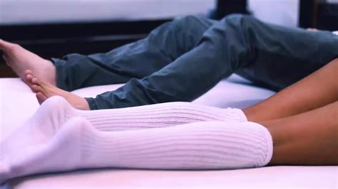 Найкраща подруга трахає мене в моїй кімнаті поки зведена сестра на вечірці зі своїми друзями