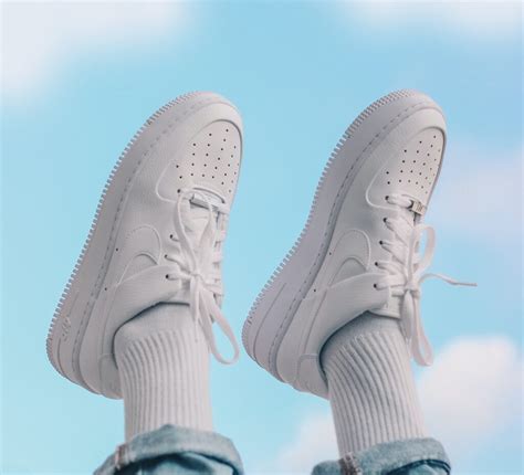 Ένα κόλπο για να ξαναγίνουν τα sneakers σας λευκά σαν καινούρια Marie