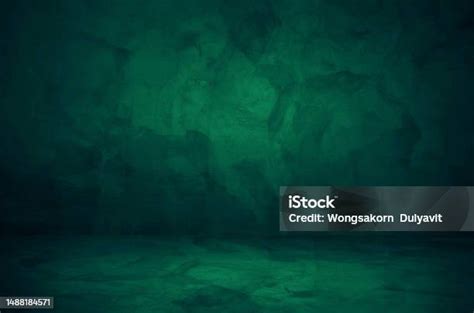 녹색 콘크리트 방 배경입니다 받침대 또는 무대 배경 녹색 석고 치장 벽토 벽과 바닥 실내 실내 배경은 제품 전시 모형 광고 템플릿으로 사용됩니다 0명에 대한 스톡 사진 및