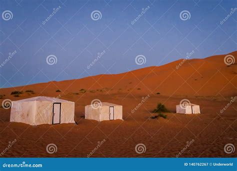 Casa En El Desierto Foto Como Fondo Imagen De Archivo Imagen De
