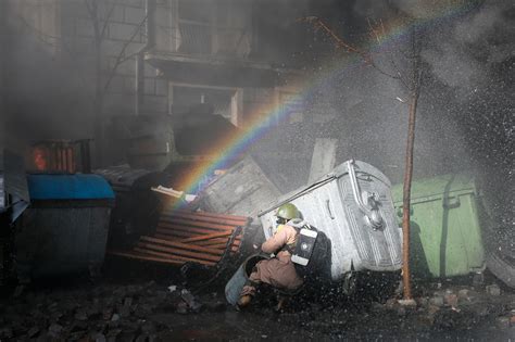 Kiev Protesters Set Square Ablaze To Thwart Police The New York Times