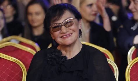 ამ ტახ­ტ­ზე ბევ­რი გე­ნი­ო­სია გაზ­რ­დი­ლი ჯერ წა­მო­გო­რე­ბით და მე­რე რო­ი­ალ­თან მის­ვ­ლით