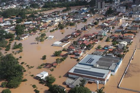 Brazil 2 Dead 30 Missing After Rain Triggers Massive Landslide In