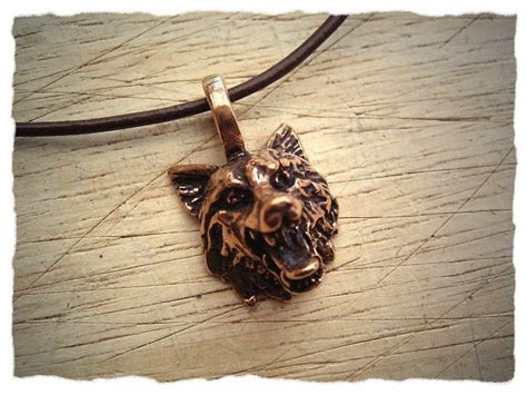 Kleiner Anhänger Wolf Wolfskopf aus Bronze