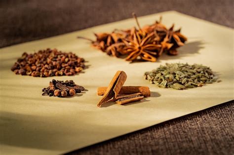 Tempero tradicional chinês cinco especiarias em pó e matérias primas em