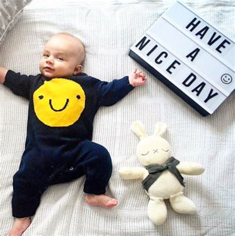 우리 모두는 월요일 행복을 필요로하며이 행복한 작은 Happy Little Camper Korea