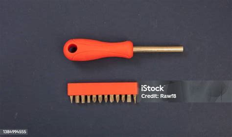 파란색 배경에 드라이버 소켓 렌치 및 교체 가능한 비트 주황색 고무 손잡이 세트 0명에 대한 스톡 사진 및 기타 이미지 0명 강철 개체 그룹 Istock